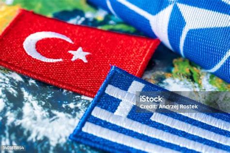 8 June 2022 나토 상징의 배경에 대한 터키와 그리스의 국기 개념 에게해의 섬에 북대서양 조약의 구성원 간의 갈등 증가 터키에 대한 스톡 사진 및 기타 이미지