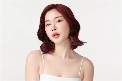 Sch Ne Junge Asiatin Mit Sauberer Frischer Haut Auf Wei Em Hintergrund Gesichtsbehandlung