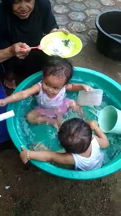 Mandi bersama adik kakak.... - YouTube
