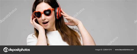 헤드폰 스튜디오 카메라에 음악을 듣고 보고에 서 있는 선글라스에 감정적인 아름 다운 행복 더하기 크기 모델의 초상화 — 스톡