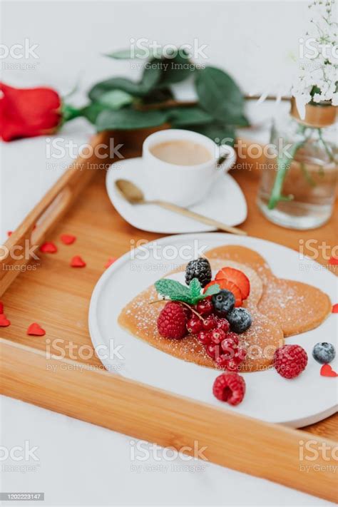 딸기 모닝 커피와 마음의 모양의 팬케이크와 흰색 침대에 장미 발렌타인 데이 아침 식사 개념 개념에 대한 스톡 사진 및 기타 이미지 Istock