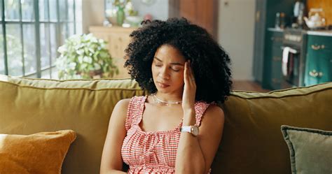 좌절 한 여성 두통과 스트레스로 소파에서 통증으로 정신 건강 피로 또는 가정에서의 증상 통증 편두통 또는 우울증 또는 현기증이 있는 여성 번아웃 또는 집안의 불안으로 인한