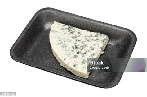 파란색 곰팡이가있는 냄새나는 지방 치즈 조각이있는 표준 플라스틱 용기 패치로 격리 곰팡이에 대한 스톡 사진 및 기타 이미지 곰팡이 노랑 리투아니아 Istock