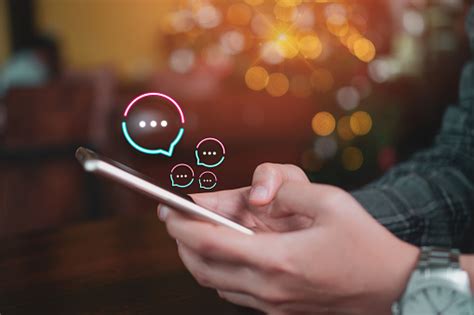 사람들은 스마트폰 타이핑 채팅 또는 채팅 아이콘의 문자 메시지를 사용하여 손을 팝업합니다 소셜 미디어 만들기 기술 개념 빈티지