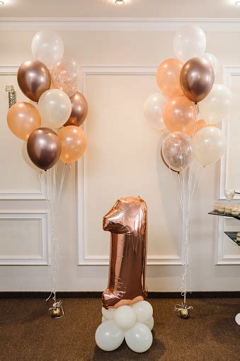 아치는 흰색 갈색 및 금색 풍선으로 장식되어 있습니다 공간을 복사합니다 1 년 동안 생일 아치와 배경 사진 벽 생일 파티에서 리셉션 풍선에 대한 스톡 사진 및 기타 이미지