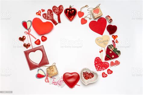 다양한 장식 레드 하트와 낭만적 인 항목으로 만든 둥근 프레임 선물 과자 흰색 배경에 포토 프레임 사랑 로맨스 또는 발렌타인 데이 개념 텍스트 공간이 있는 인사말 카드 14