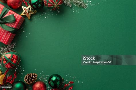 크리스마스 데이 개념 큰 선물 상자 녹색 빨간 Baubles 금 별 장식 소나무 콘 겨우살이 열매 눈과 빈 공간이있는 고립 된