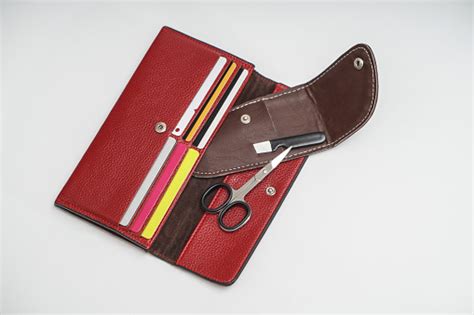 매니큐어가 위 가죽 브라운 케이스 화장품 가방 지갑 페디큐어 액세서리 세련 된 아름다움 테마 스톡 사진 0명에 대한 스톡 사진 및 기타 이미지 Istock