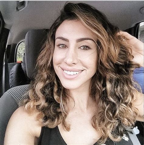 EGO Jaque Khury posa com cabelos cacheados Beleza natural notícias de Famosos