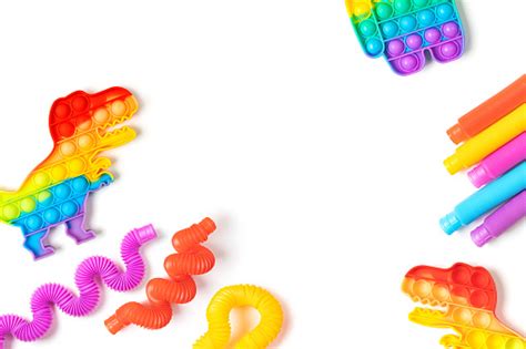 트렌디 한 어린이 장난감 Â 다채로운 팝 튜브와 복사 공간이있는 흰색 배경에 팝 잇 다른 형태와 색상의 집합 골판지 파이프와 Fidget 손가락 장난감 0명에 대한 스톡