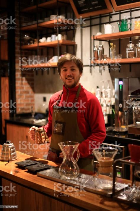카페에서 일 하는 젊은 남자 바리 스타 커피 위에 붓는 준비 개념에 대한 스톡 사진 및 기타 이미지 개념 개념과 주제 기계류 Istock