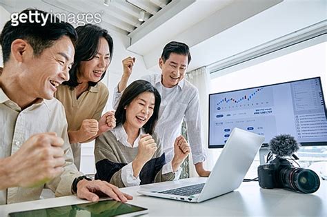 사무실 업무현장 비즈니스미팅 미팅 회의실 사무실 분석 노트북사용 컴퓨터사용 미소 밝은표정 성취 성공 이미지 Jv12393238 게티이미지뱅크