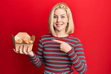 Gente Comiendo Pollo Fotos De Stock Imágenes De Gente Comiendo Pollo