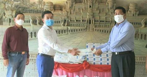 ឯកឧត្តម ជាវ តាយ អភិបាលខេត្តកំពតទទួលអំណោយសំលៀកបំពាក់គ្រូពេទ្យ