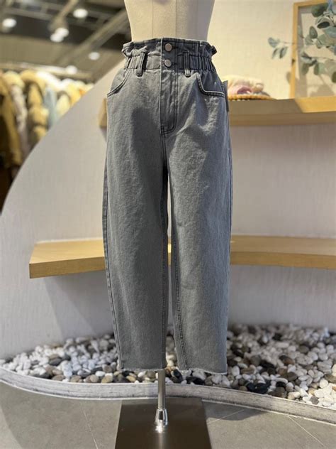 밝은 회색 청바지 상의 색상 코디 지식in