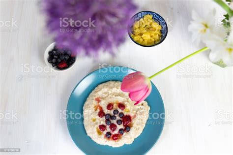 흰색 배경과 꽃에 파란색 접시에 꿀 블루 베리와 딸기와 오트밀 0명에 대한 스톡 사진 및 기타 이미지 0명 건강한 식생활 곡초류 Istock