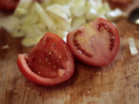 Should Tomato Core And Seeds Be Removed