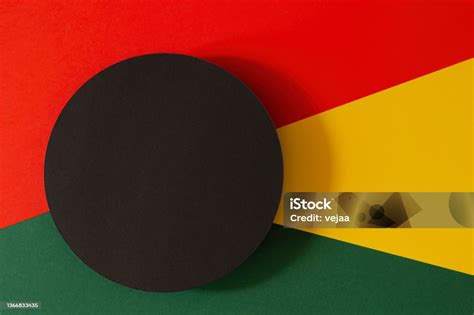 추상 기하학적 검정 빨간색 노란색 녹색 색상 배경 텍스트복사 공간이 있는 흑백 역사의 달 배경 Black History Month에 대한 스톡 사진 및 기타 이미지 Istock