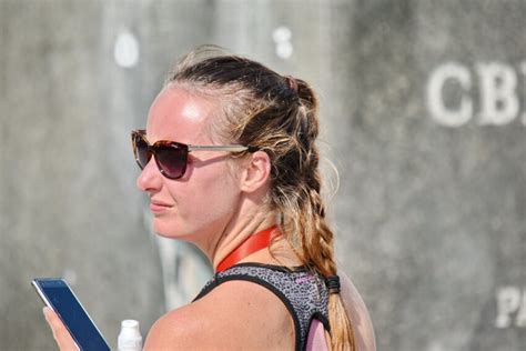 무료 사진 화려한 헤어스타일 휴대 전화 예쁜 소녀 측면 보기 슬림 선글라스 세로 여자 야외에서