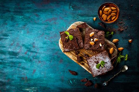 블루 나무 배경에 민트 잎과 견과류를 곁들인 수제 초콜릿 브라우니 조각 상단 보기 카피스페이스 0명에 대한 스톡 사진 및 기타 이미지 Istock