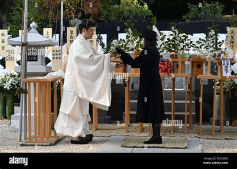 Japanese Princess Akiko The Granddaughter Of Mikasa Pays Her Respects