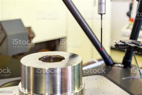 작업 중 고정밀 및 고정밀 부품을 검사하기 위한 자동 좌표 측정기 계측기의 헤드 프로브 닫기 0명에 대한 스톡 사진 및 기타 이미지 Istock