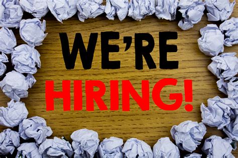 우리는 고용 지금 보여주는 필기 발표 텍스트입니다 사업 개념에 대 한 채용 인사 접힌된 종이 공와 오래 된 배경에 공간 나무 나무 바탕에 작성 개념에 대한 스톡 사진 및