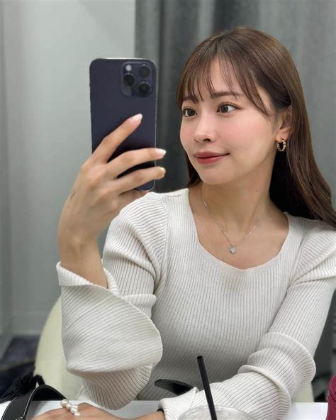高木由梨奈さんのインスタグラム写真 高木由梨奈instagram 「袖がフレアになっててデコルテが広めに空いてるトップス🩶 生地も