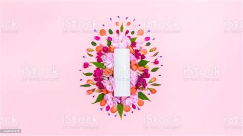 자연 꽃 머리 새싹 및 흰색 화장품 튜브 주위에 나뭇잎 자연의 힘으로 가득 찬 천연 화장품의 개념 0명에 대한 스톡 사진 및 기타 이미지 Istock