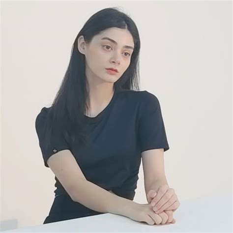 تو مترو طرف خیلی بد سرفه و فین فین میکنه نمیدونم پاشم برم خودمو نجات