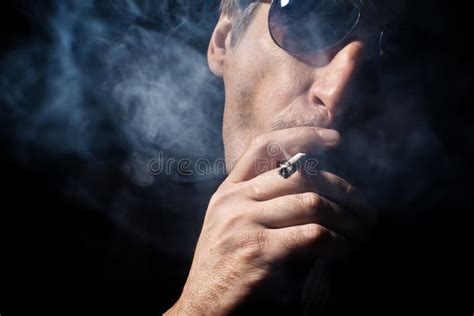 De Man Rookt Een Sigaret Stock Afbeelding Image Of Portret 25148141