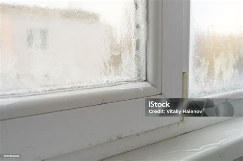 결로와 내부에 동결 불량 플라스틱 창의 닫습니다 환기가 좋지 습도가 높고 온도 차가 있습니다 개념에 대한 스톡 사진 및 기타