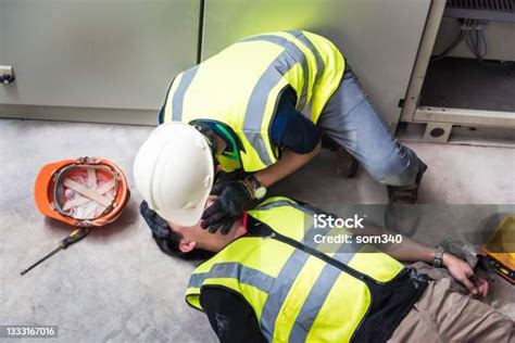 호흡 인명 구조 및 구조 방법을 확인하십시오 공장 의 통제실에서 전기 작업 또는 유지 보수 노동자의 직장에서 사고 2명에 대한 스톡 사진 및 기타 이미지 Istock