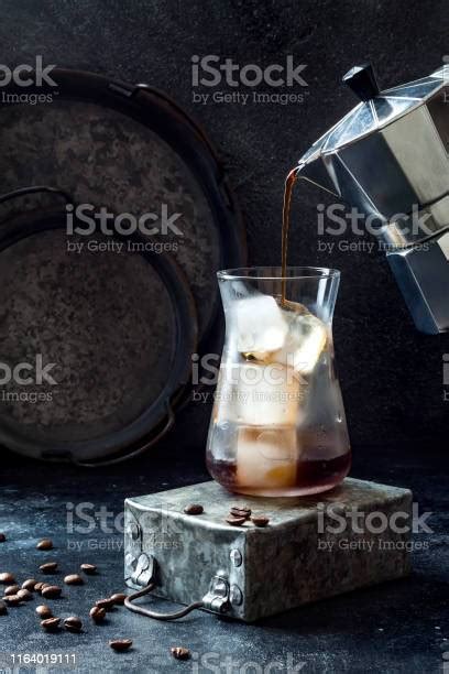어두운 배경에 키가 큰 유리와 커피 콩에 차가운 상쾌한 아이스 커피 얼음 조각으로 유리에 모카 냄비에서 커피를 붓는 0명에 대한 스톡 사진 및 기타 이미지 Istock