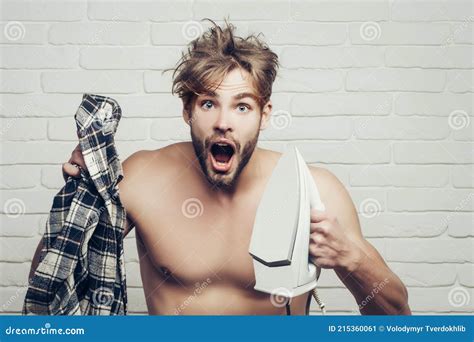 Hombre Gritando Desnudo Con Hierro Hombre En Casa Planchando Camisa Imagen De Archivo Imagen