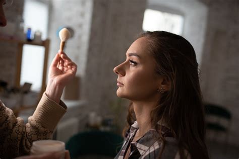 메이크업 아티스트는 브러쉬로 소녀의 얼굴에 파우더를 적용합니다 2명에 대한 스톡 사진 및 기타 이미지 2명 가루로 빻은 건강관리와 의술 Istock