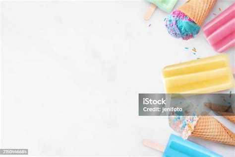 화려한 파스텔 아이스크림 콘과 흰색 대리석 배경에 여름 아이스 캔디 측면 테두리 아이스크림에 대한 스톡 사진 및 기타 이미지