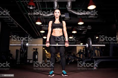 근육의 젊은 피트니스 여자 하기 무거운 데드 리프트 운동 에 Gy 가냘픈에 대한 스톡 사진 및 기타 이미지 가냘픈 건강한