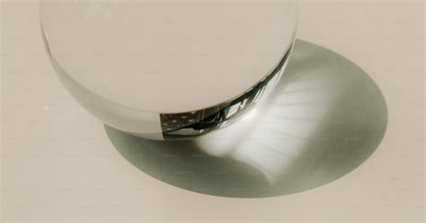 하얀 탁자 위에 놓인 유리 그릇 사진 Unsplash의 유리 그릇 이미지