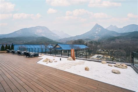 북한산 절경을 카페에 담아