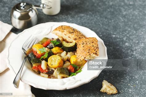 야채 라구 호박 가지 양파 감자 허브토마토로 만든 채식 스튜 가지 채소에 대한 스톡 사진 및 기타 이미지 가지 채소 감자 요리 건강한 생활방식 Istock