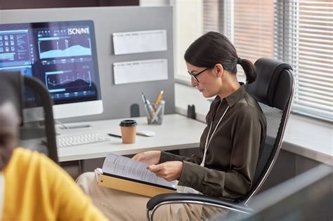 Premium Photo Female Data Scientist Working With Documentation At