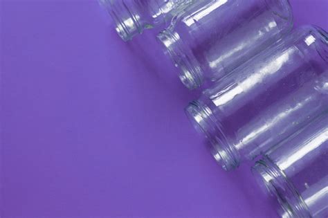 4 텍스트 또는 복사를위한 카피 스페이스 또는 빈 빈 방 공간이있는 고립 된 보라색 배경에 여러 개의 유리 항아리 플랫 레이 컨셉 0명에 대한 스톡 사진 및 기타 이미지