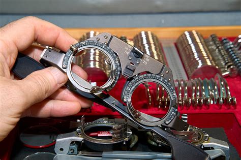 검안사는 시험 렌즈 상자와 함께 배경에 시력 검사에 사용되는 시험 프레임을 들고 있습니다 건강관리와 의술에 대한 스톡 사진 및 기타 이미지 건강관리와 의술 검안 검안