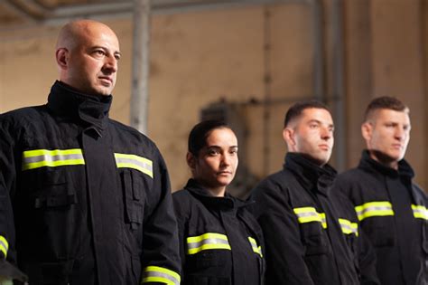 4 명의 전문 소방관 제복을 입은 소방관 20 24세에 대한 스톡 사진 및 기타 이미지 20 24세 30 34세 구조