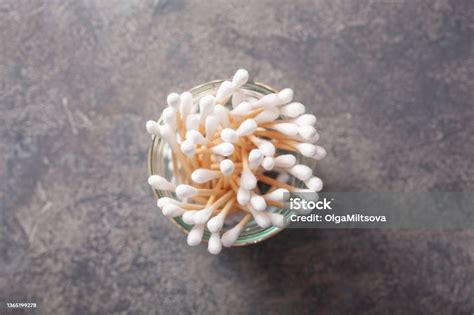 제로 폐기물 환경 친화적 인 생분해성 위생 욕실 개념 면 나무 싹 0에 대한 스톡 사진 및 기타 이미지 0 감소 개념 Istock