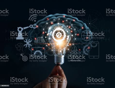 손을 뇌 배경 과학 및 산업 개념에 혁신적인 기술에 전구 및 내부 장부 및 혁신 아이콘 네트워크 연결을 잡고 혁신 개념에 대한 스톡 사진 및 기타 이미지 Istock