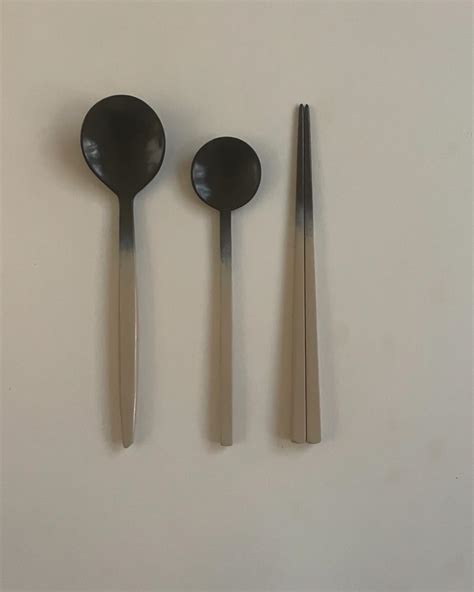 파주는 안개가 깔렸습니다 안개 속을 걸어 작업실로 향합니다 자율 주행 Ai 디지털 혁명 그들을 가까이서 보며 공예를 준비하던 저는 명확한 색과 경계가 구분되는 선들에