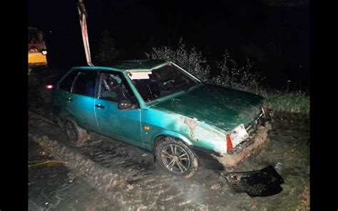 В Омской области мать и трое детей утонули в перевернувшейся машине