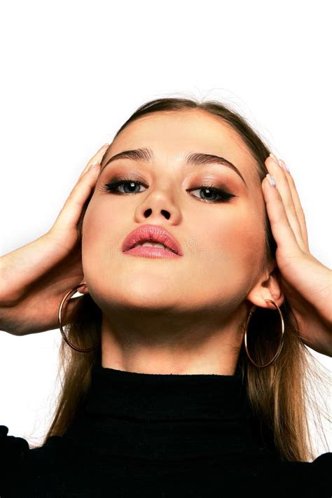 Ritratto Di Una Bella Ragazza Con Pullover Nero Ragazza Bionda Con Trucco Perfetto Immagine